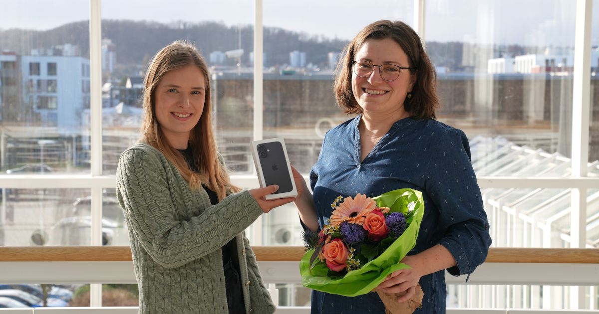 Freude pur: Glückliche Gewinnerin erhält brandneues Smartphone